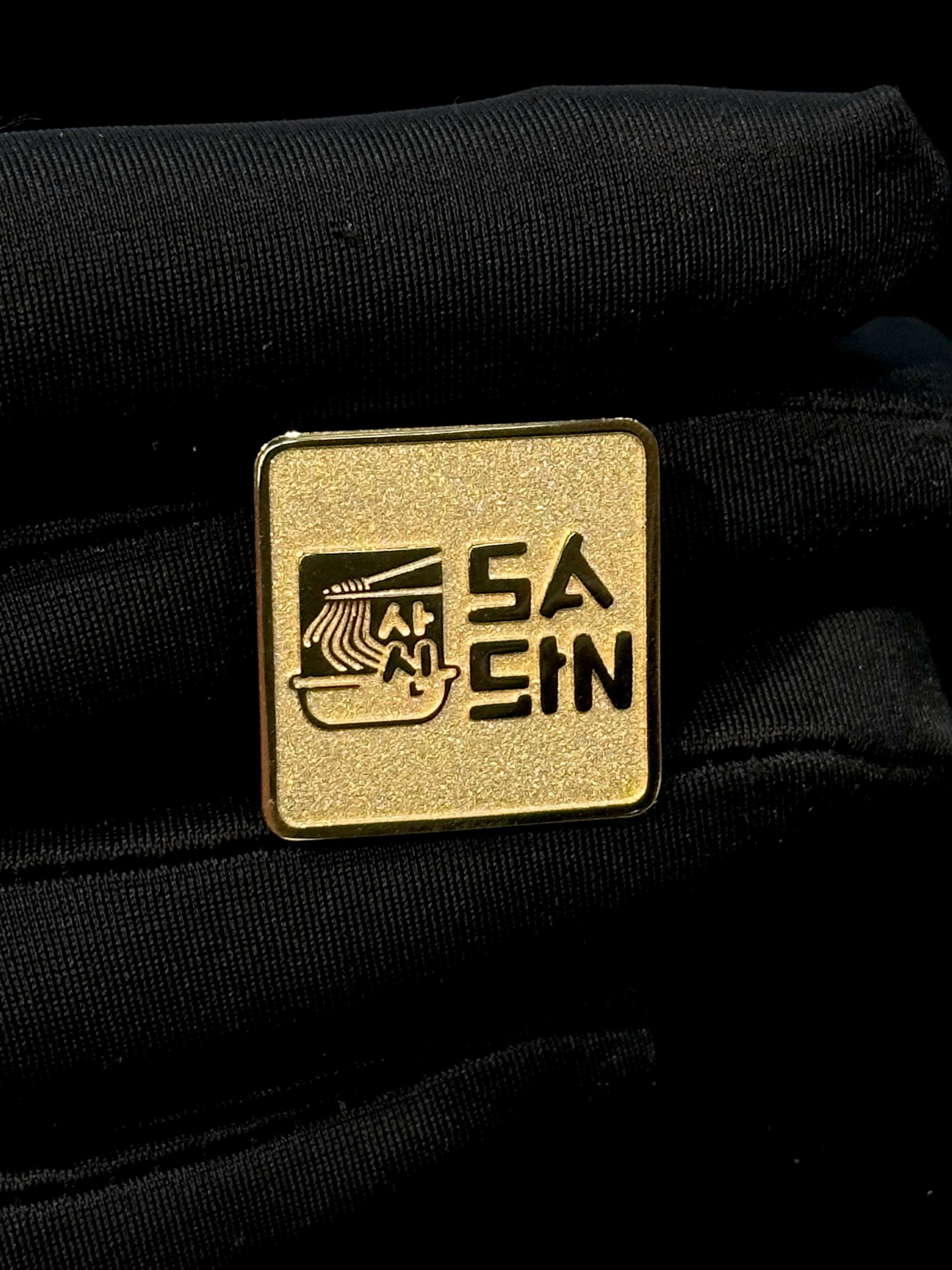 Gia Công Ghim Vàng 18k Logo Mì Cay Sasin